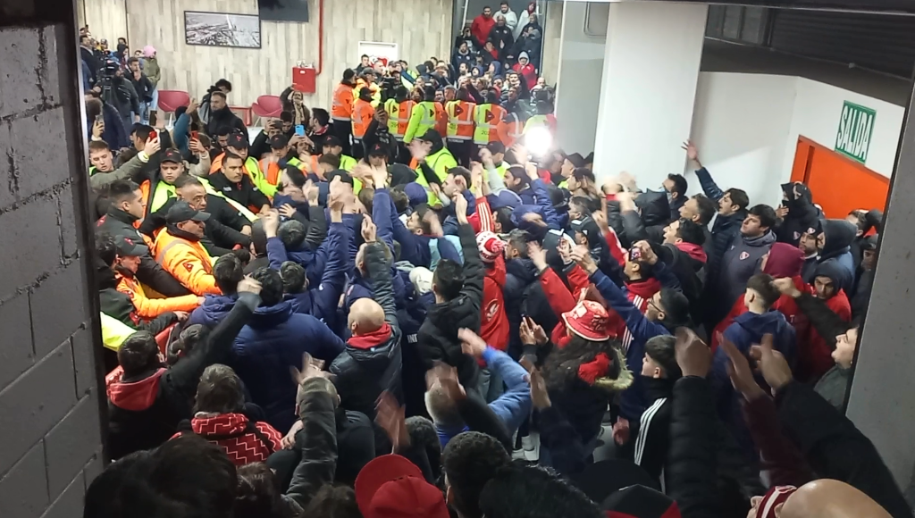 Bronca de los hinchas de Independiente contra la CD en el hall